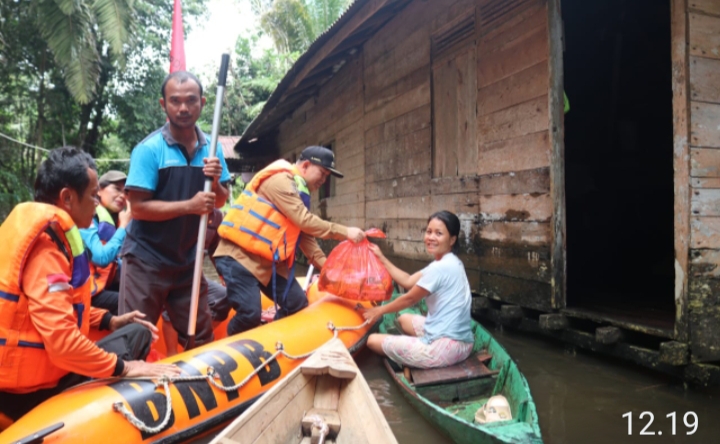 Samuel Serahkan Bantuan Banjir di Nahaya dan Pak Mayam - Strategi News