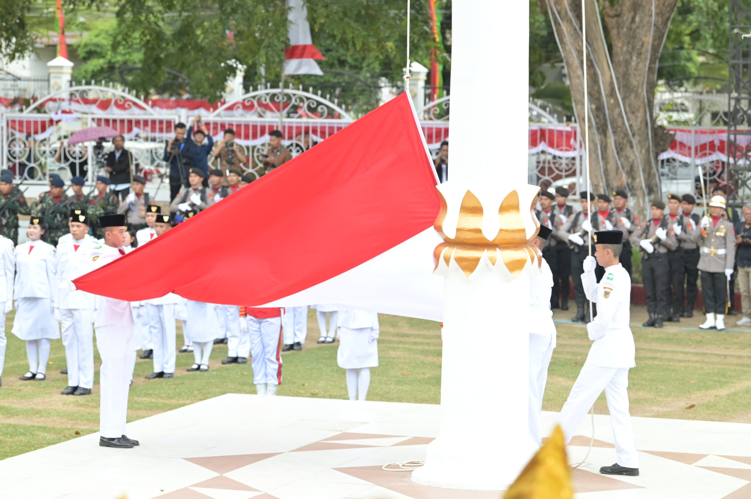 Wagub, dr. Reny A. Lamadjido Pimpin Upacara Penurunan Bendera Merah ...